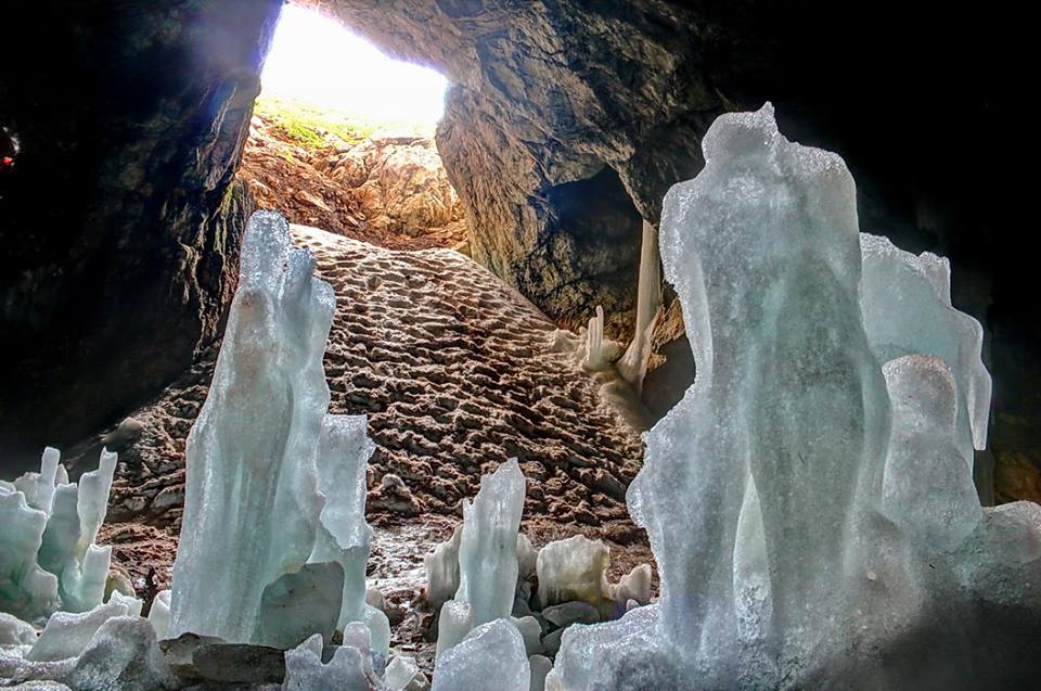 Ledena pećina na Durmitoru: Prirodni fenomen u kojem vlada zima - CdM
