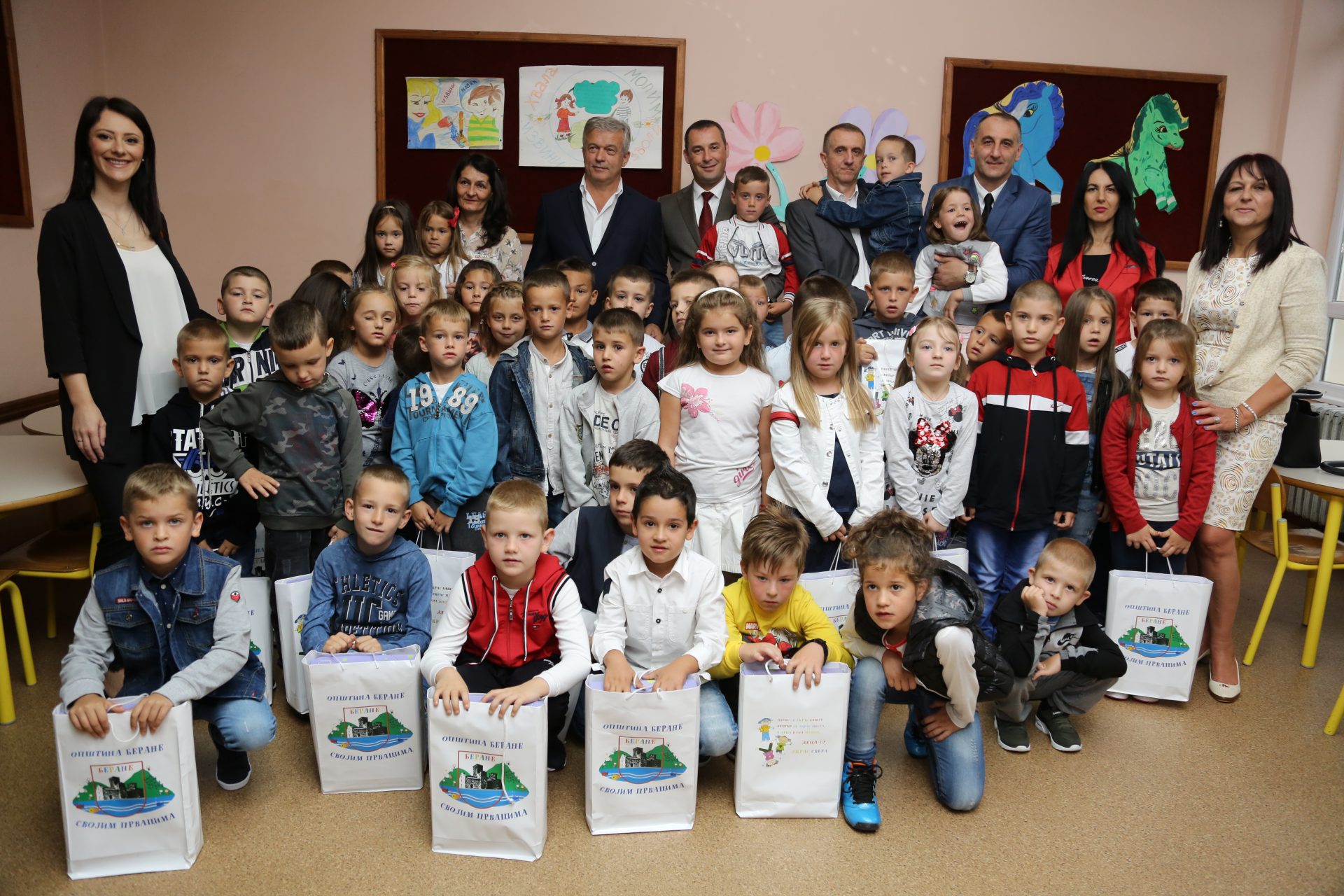 Opština Berane poklonila udžbenike svim osnovcima - CdM