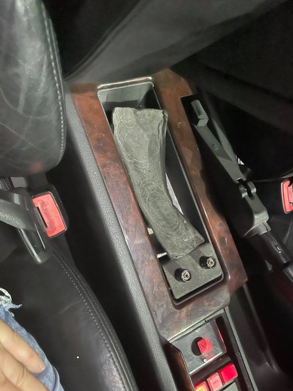 Baranin Edmond Mustafa tvrdi da su ga policajci maltretirali i polomili ...