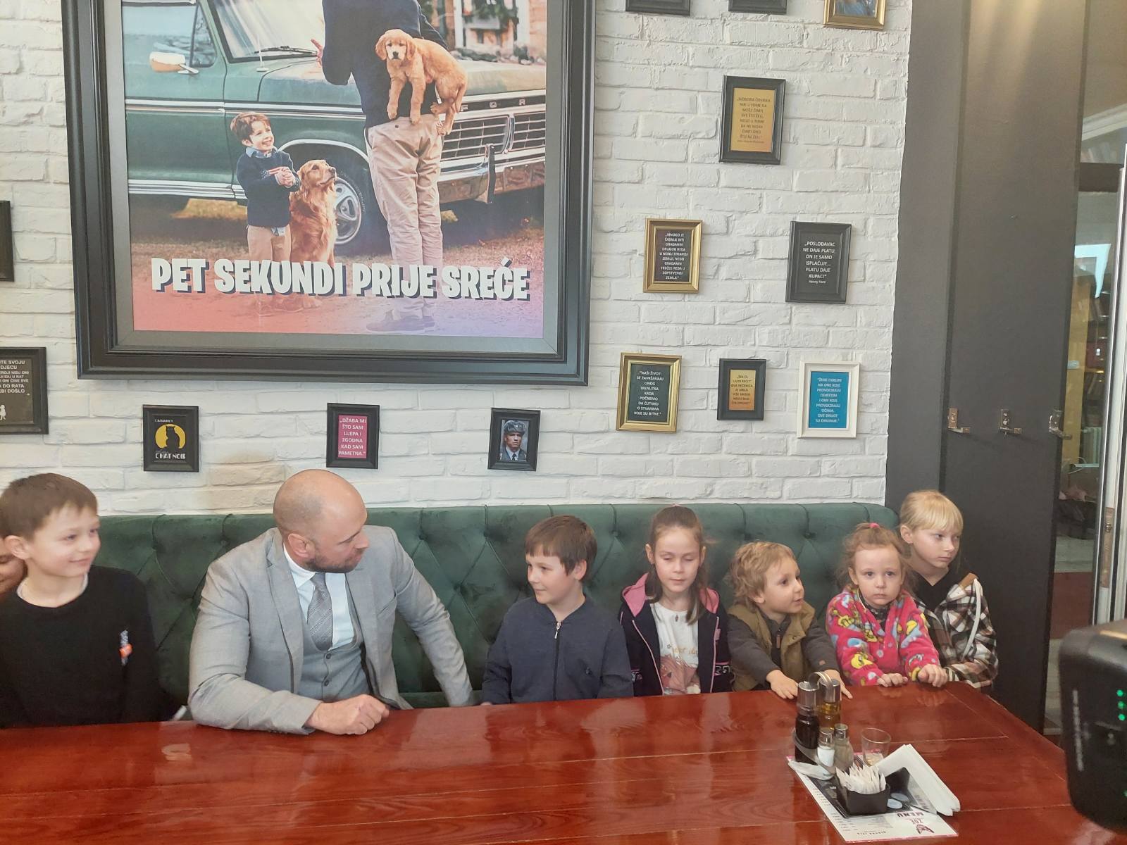 Radulović uručio djeci iz Ukrajine poklon paketiće: Crna Gora je ...