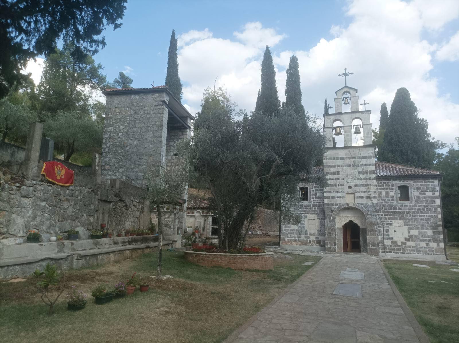 Zastava Crne Gore na crkvi Svetog Đorđa u Podgorici - CdM