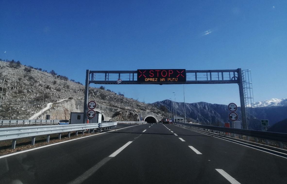 Sudar kamiona i auta u tunelu na auto-putu: Povrijeđene dvije osobe - CdM