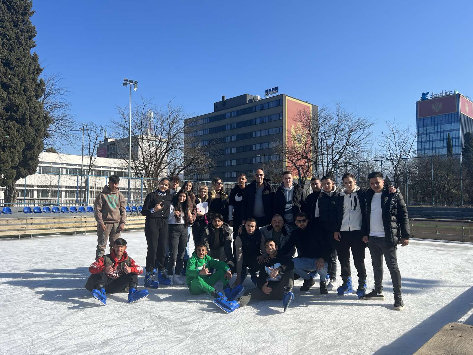 Organizovano druženje na ledu za pripadnike RE zajednice - CdM