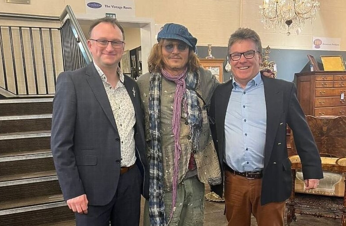 Džoni Dep iznenadio zaposlene antikvarnice, helikopterom sletio pred ...