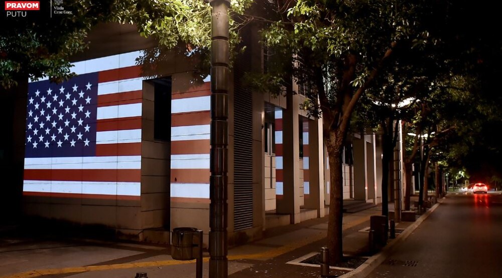 Zastava SAD na zgradi Vlade Crne Gore povodom 11. septembra - CdM