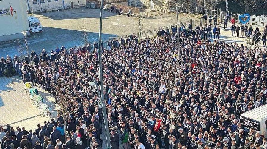 Hiljade građana oprostilo se od stradalih Plavljana - CdM