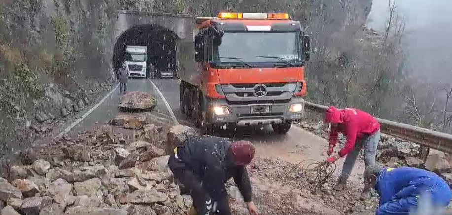 Odron kod mosta Grlo, građani čistili saobraćajnicu - CdM