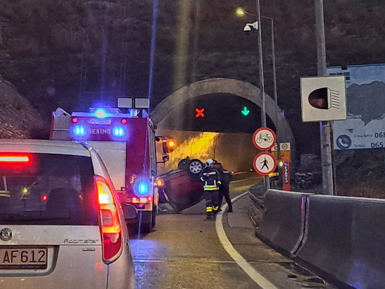 Saobraćajna nezgoda kod tunela Sozina, vozilo se prevrnulo n