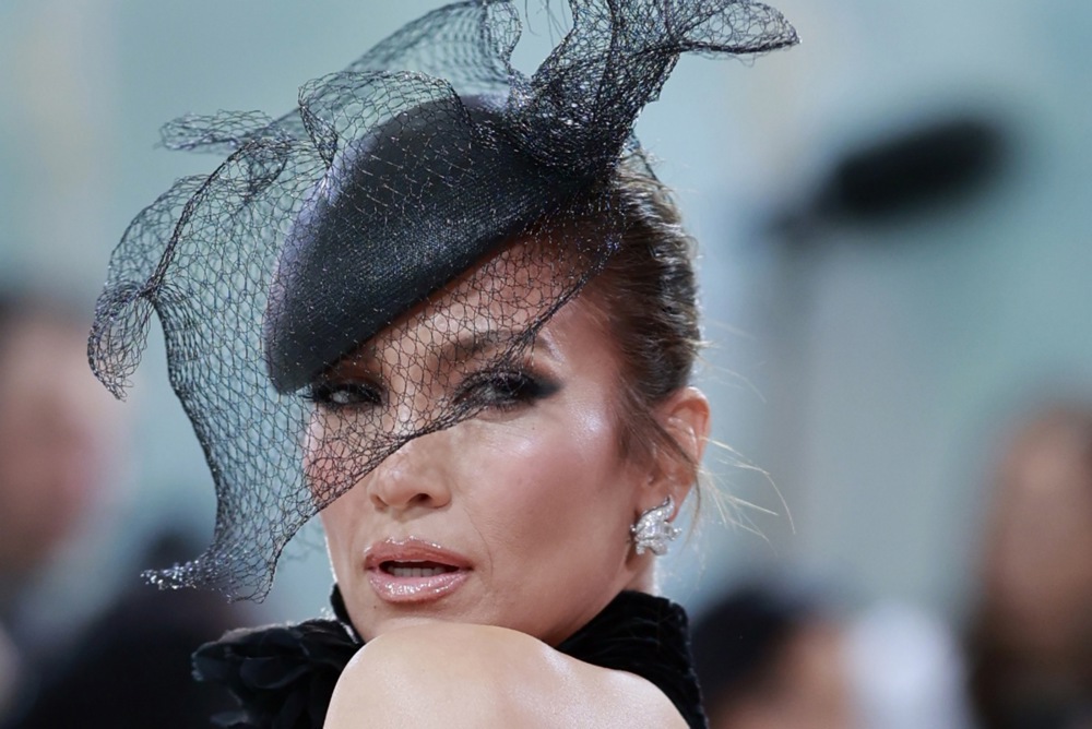 Dženifer Lopez se šali na svoj račun: U spotu mijenja mladoženje kao na ...