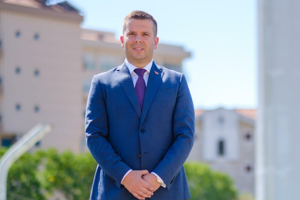 Perović: Mandić i Mikijelj da shvate da im Morsko dobro nije prćija - CdM