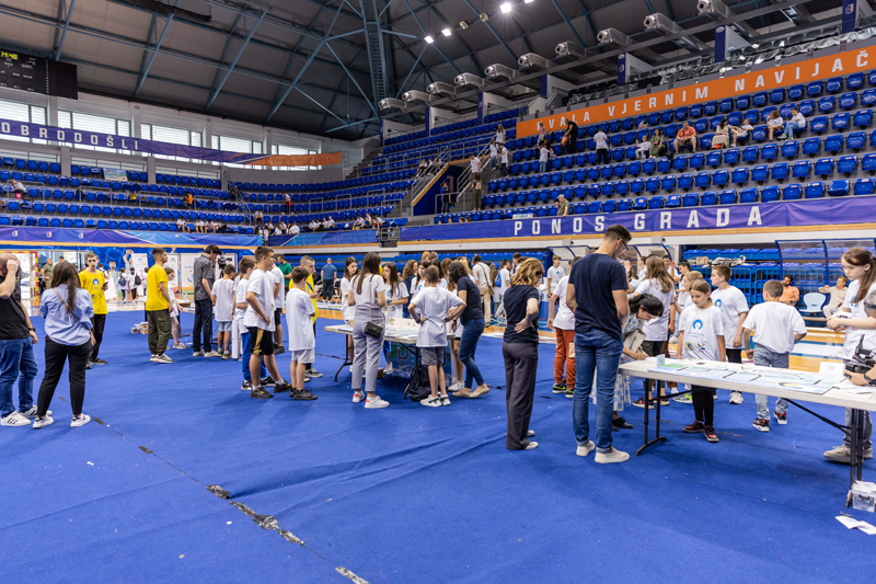 Na takmičenju iz robotike učestvovalo skoro 350 osnovaca - CdM