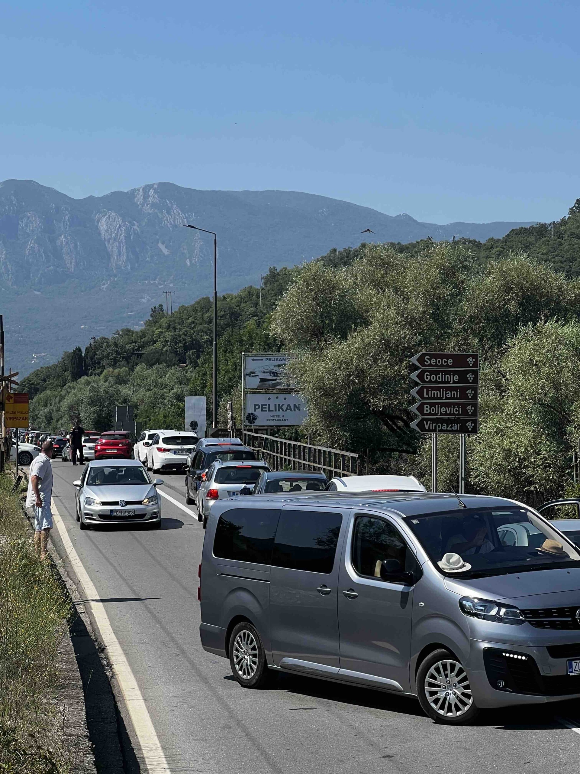 FOTO: Crmničani blokirali tunel Sozina: Stvorene ogromne gužve - CdM