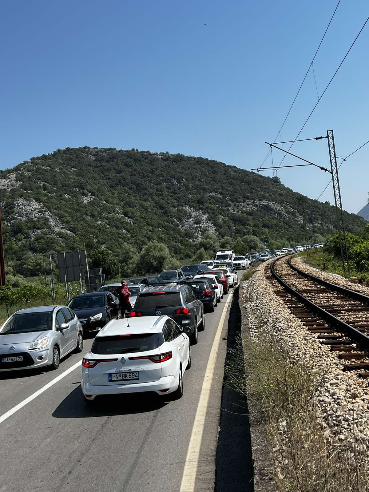FOTO: Crmničani blokirali tunel Sozina: Stvorene ogromne gužve - CdM