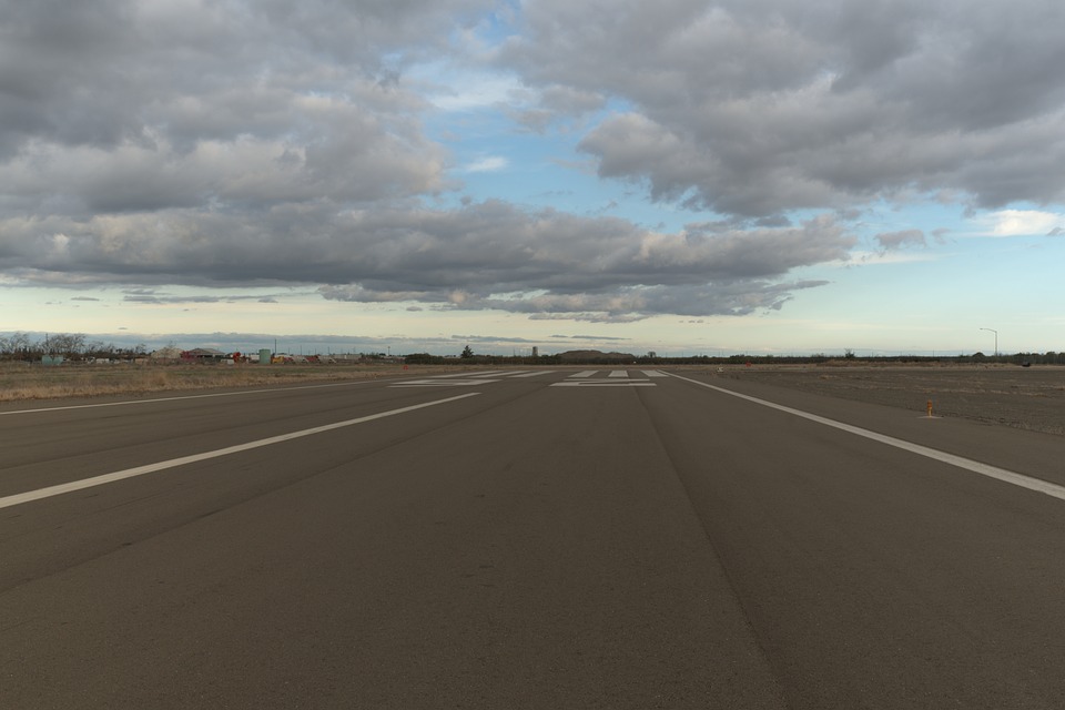 Ekološki aktivisti se zalijepili za pistu na aerodromu u Njemačkoj ...